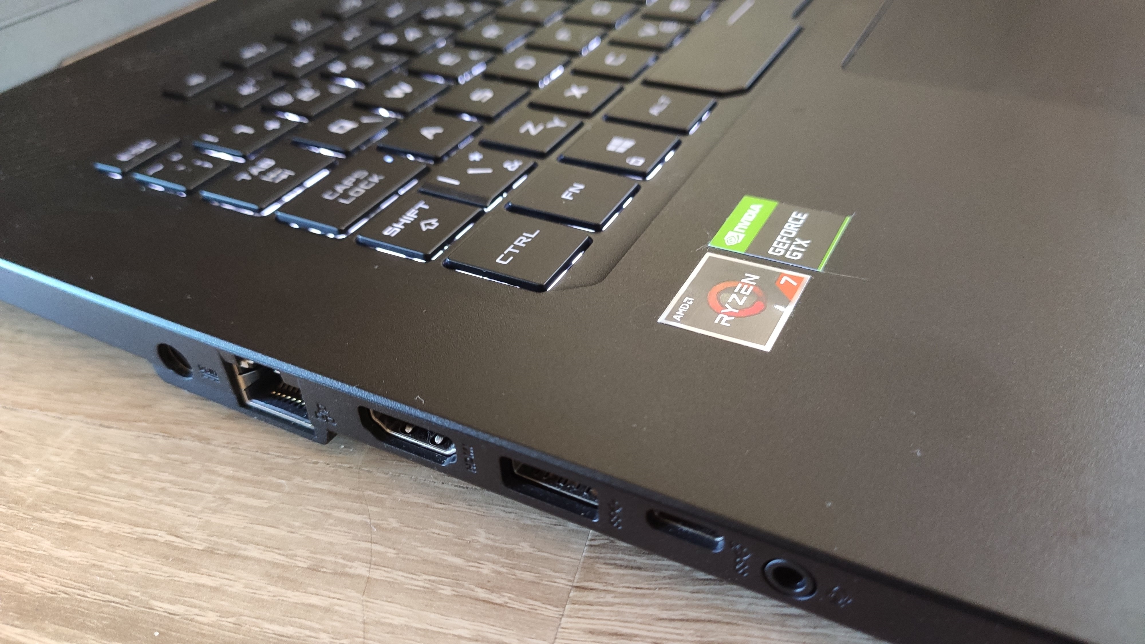 ASUS ROG Zephyrus G GA502 - hardvérový test / recenzia | Sector.sk