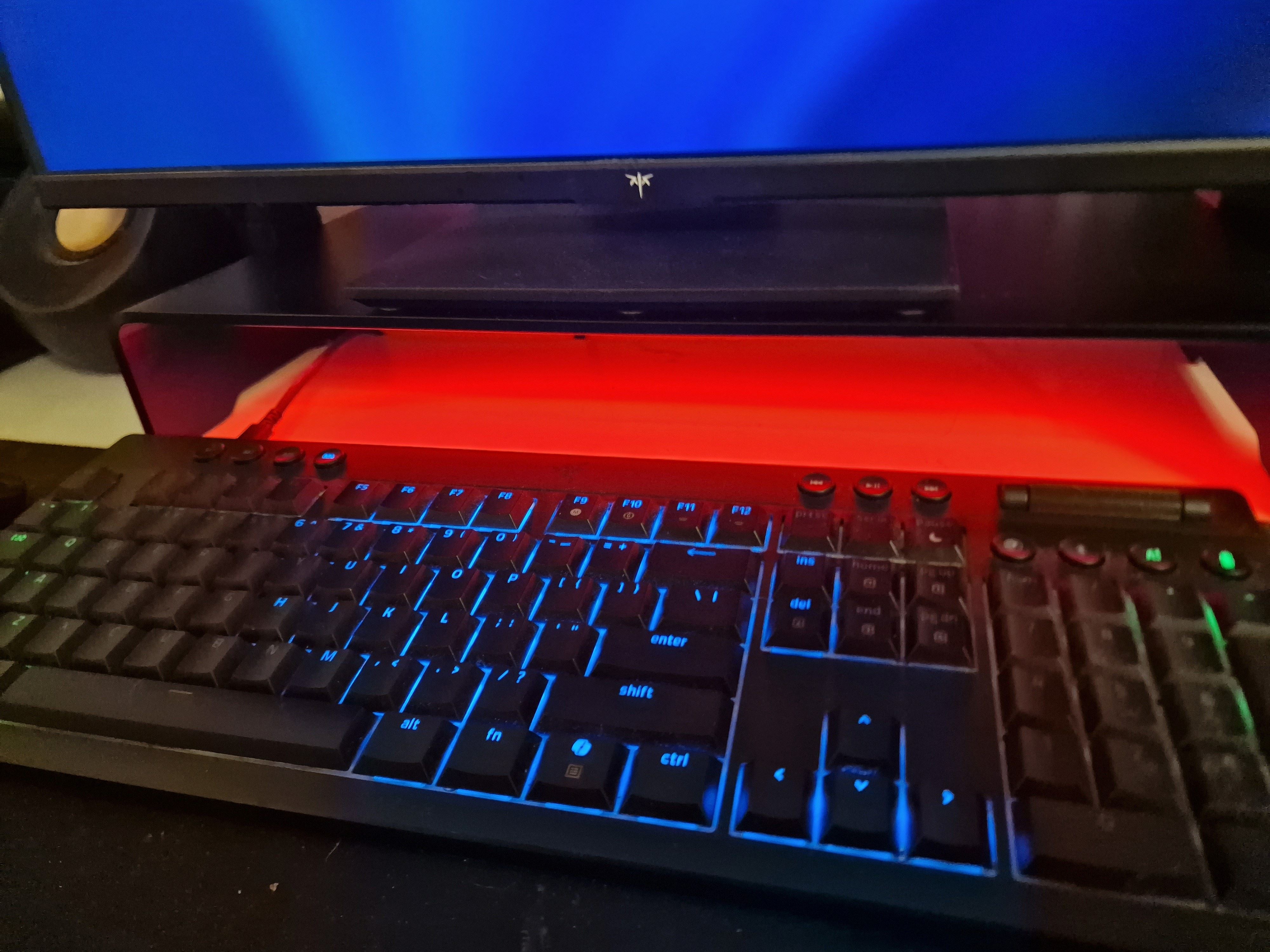 Razer Monitor Stand Chroma - hardvérový test / recenzia | Sector.sk