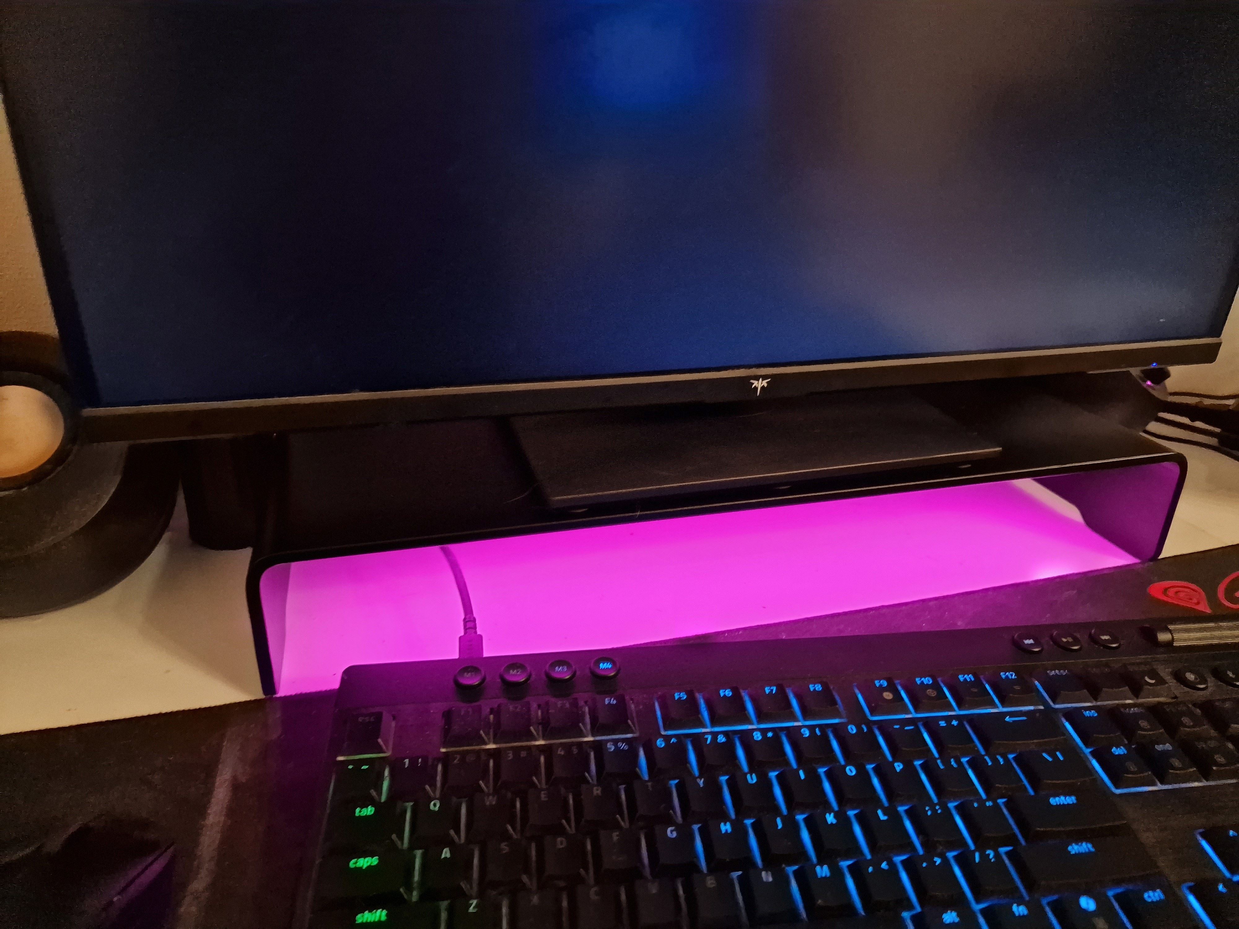 Razer Monitor Stand Chroma - hardvérový test / recenzia | Sector.sk